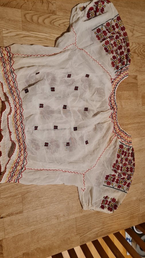 Vit blus med blommigt broderi från Wien | Köp på Tradera (713036084)