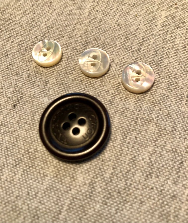 Valentino, knappar, 4 stycken | Köp på Tradera (702105109)