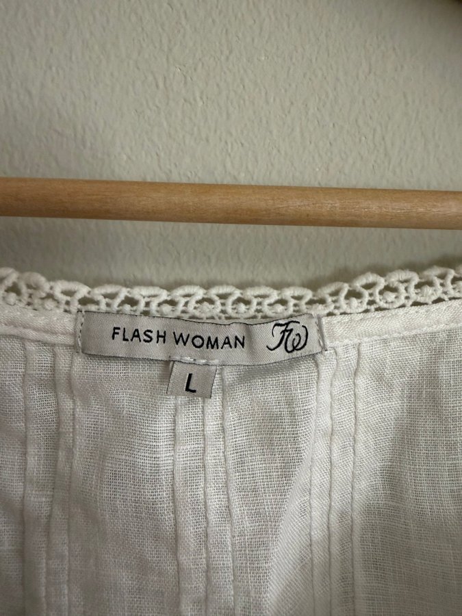 FLASH WOMAN vit blus, storlek L | Köp på Tradera (733126148)