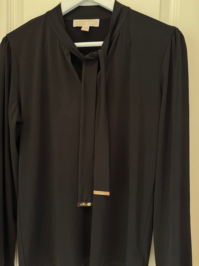 Michael Kors topp, svart med gulddetaljer storl.. | Köp på Tradera ...