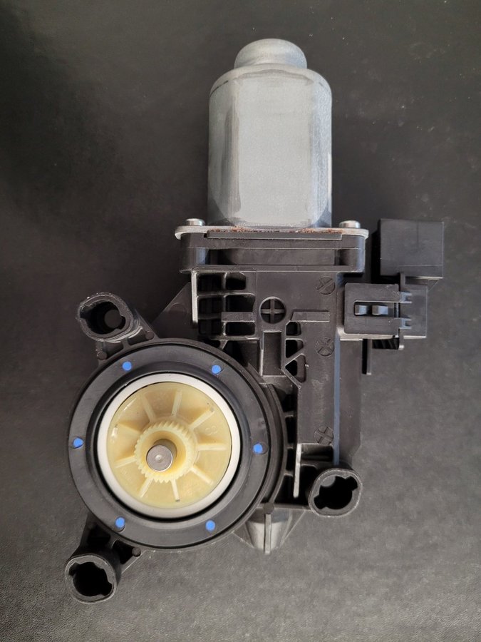 VW Fönsterhissmotor Vänster Fram 6.. | Köp från Swedbil på Tradera ...