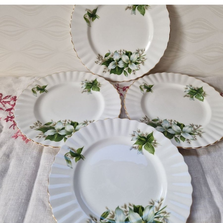 TRILLIUM ROYAL ALBERT ENGLAND 4st ASSIETTER RET.. | Köp på Tradera ...