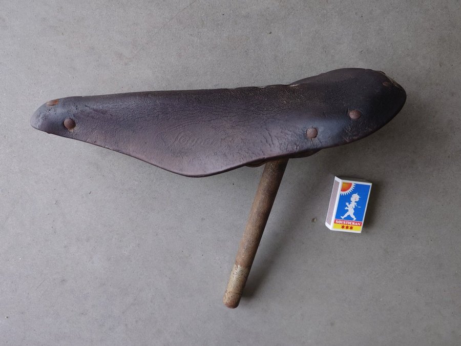 Se produkter som liknar Lepper Äldre cykelsadel i läder på Tradera ...