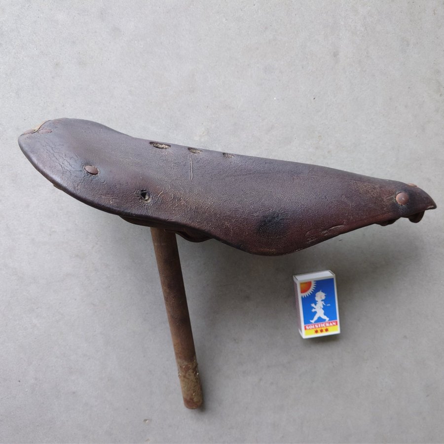 Se produkter som liknar Lepper Äldre cykelsadel i läder på Tradera ...