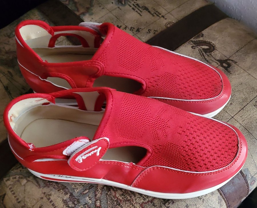 Se produkter som liknar Röda skor sneakers stl 39 på Tradera (681059376)