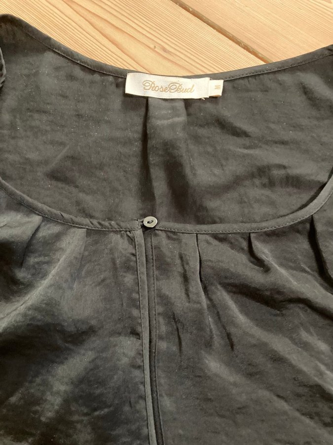 Fin svart rundhalsad blus från JOY / Rosebud, s.. | Köp på Tradera ...