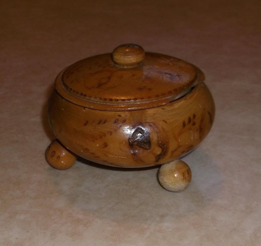 Rund träburk med lock o fint mönster samt tre k.. | Köp på Tradera ...