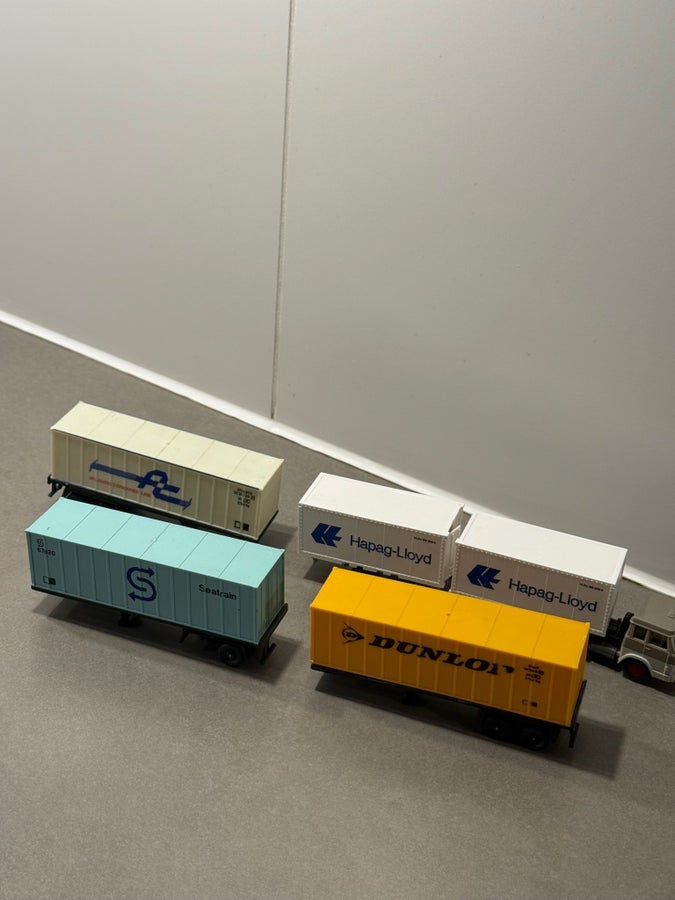 Paket med modellcontainrar & lastbil - Hapag-Ll.. | Köp på Tradera ...
