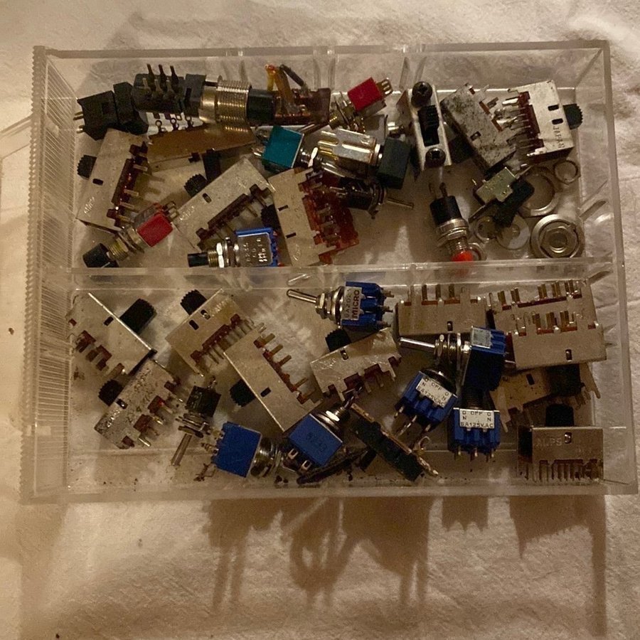 Låda med blandade vipströmbrytare | Köp på Tradera (708929337)