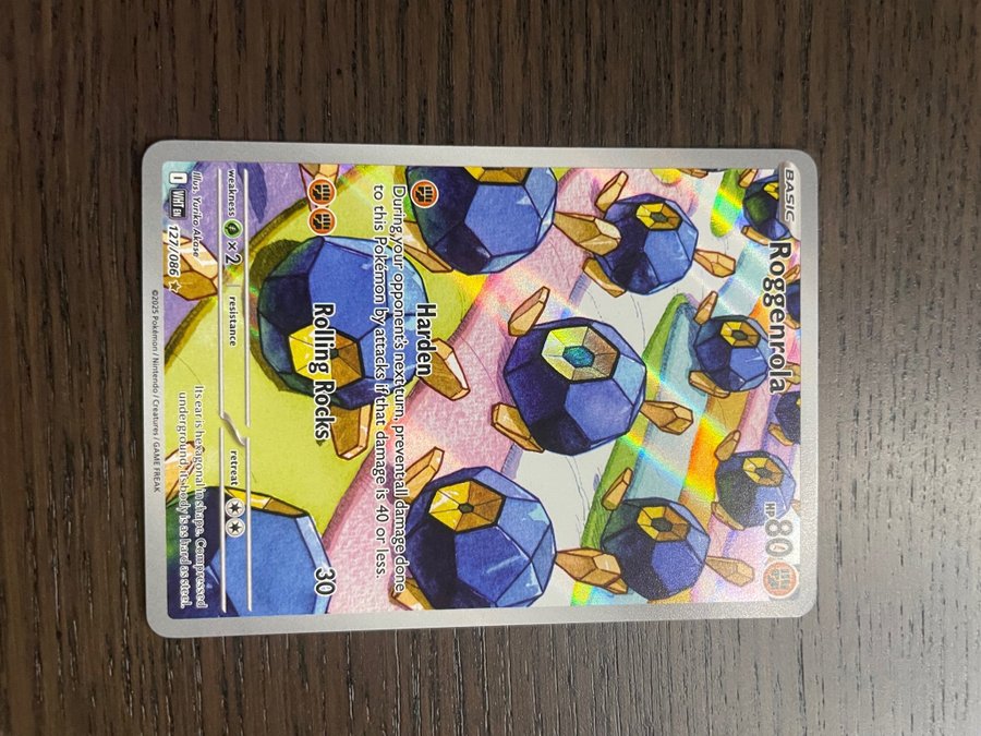 Roggenrola - Pokémonkort 127/086 2025 white fla.. | Köp på Tradera (702568032)