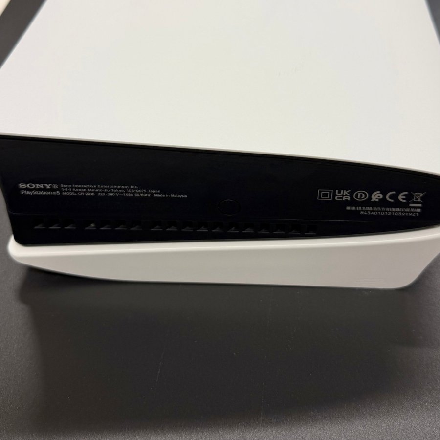 Disc Edition PS 5 Slim + Game | Köp på Tradera (734201679)