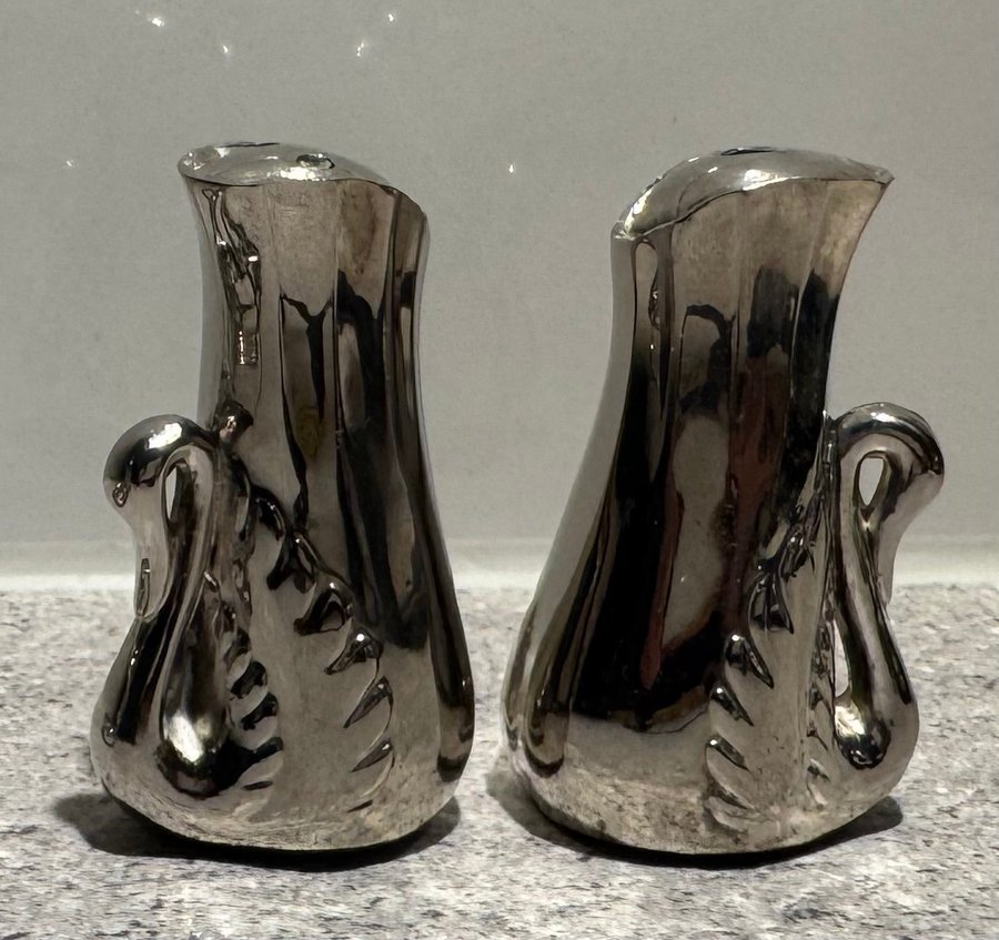 Salt- och pepparströare i form av vackra svanar. | Köp på Tradera ...