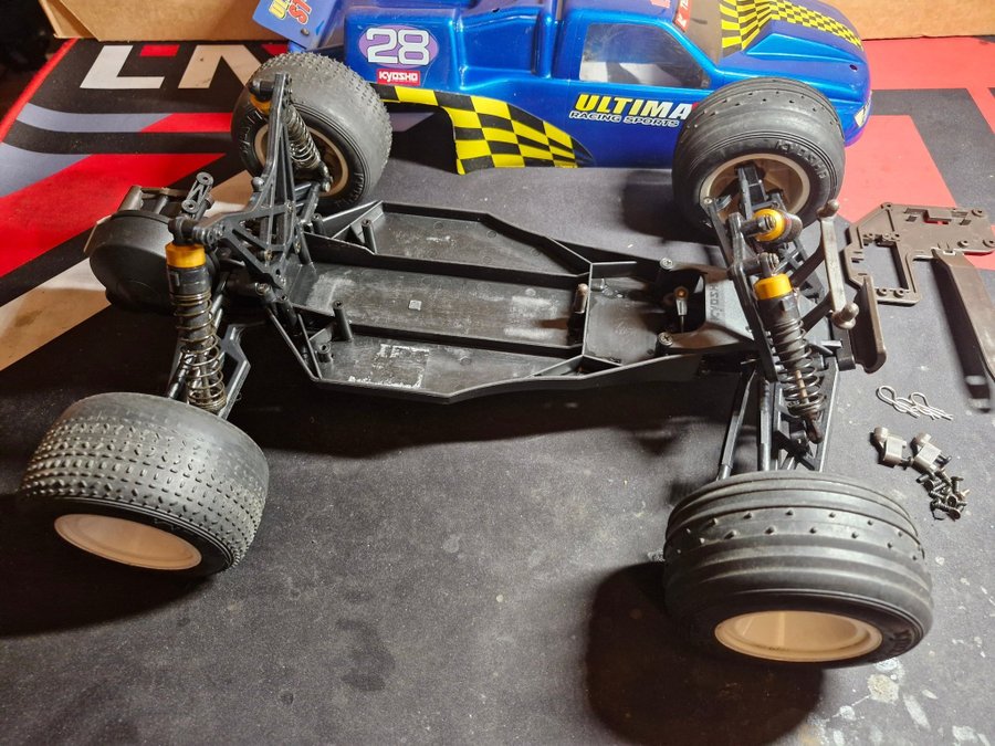 Se produkter som liknar Kyosho Ultima ST Racing Truck på Tradera ...
