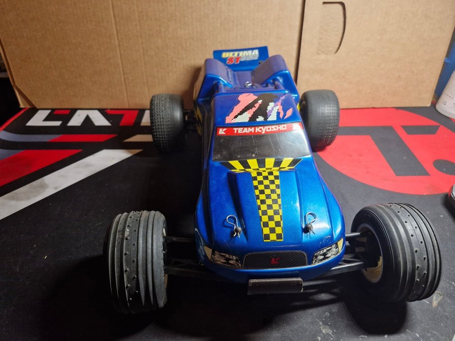 Se produkter som liknar Kyosho Ultima ST Racing Truck på Tradera ...