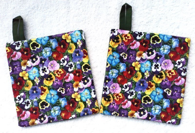 Penséer i läckra färger. Grytlappar. Handgjorda.. | Köp på Tradera ...