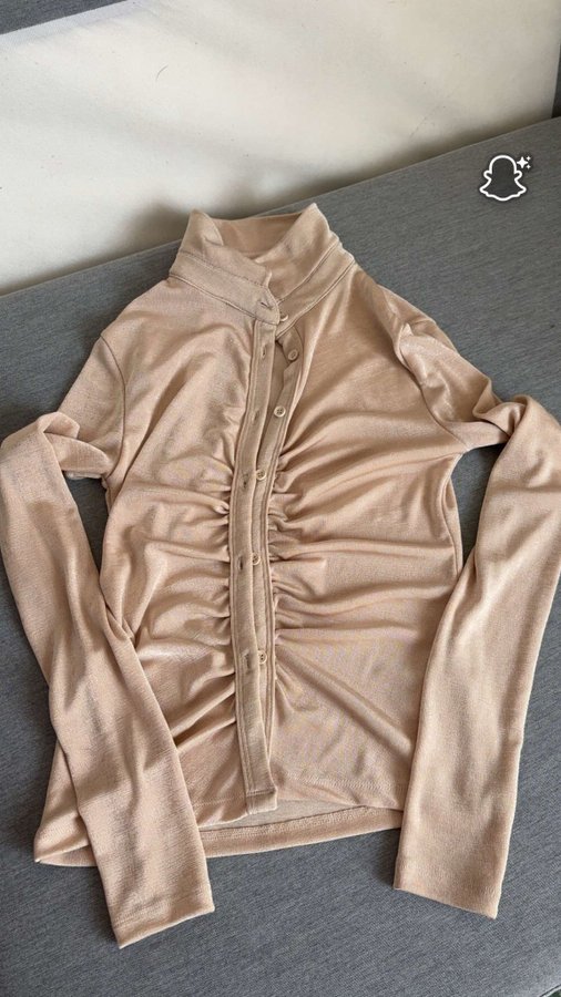 Gina Tricot beige blus, storlek S | Köp på Tradera (702469223)