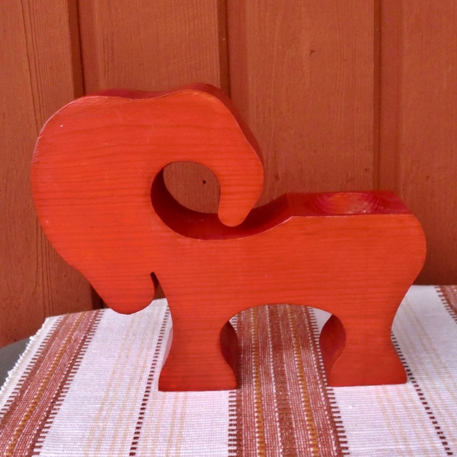 Röd julbock som ljusstake i trä, träljusstake i.. | Köp på Tradera ...
