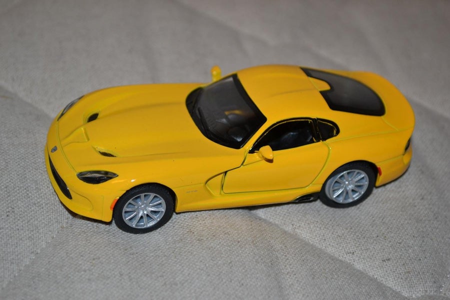 Se produkter som liknar Gul Dodge SRT Viper GTS 2013 .. på Tradera ...