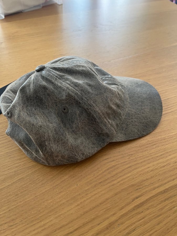 Weekday fuskläder keps - HELT NY ALDRIG ANVÄND,.. | Köp på Tradera ...