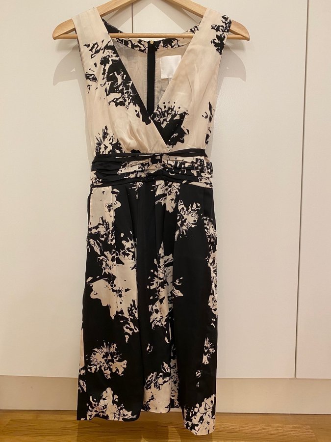 Stilig, klassisk snygg svartvit klänning InWear | Köp på Tradera ...