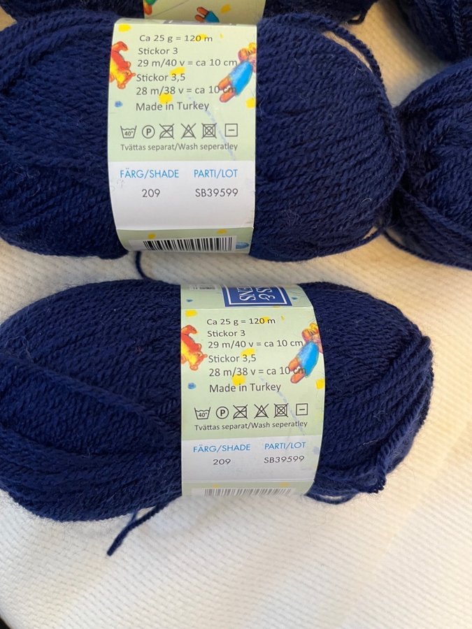 PIGGELEN mörkblått garn 16 nystan | Köp på Tradera (710143735)