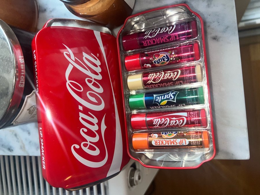 6 Nya läppsyl från coca Cola i plåtburk Lip sma.. | Köp på Tradera ...
