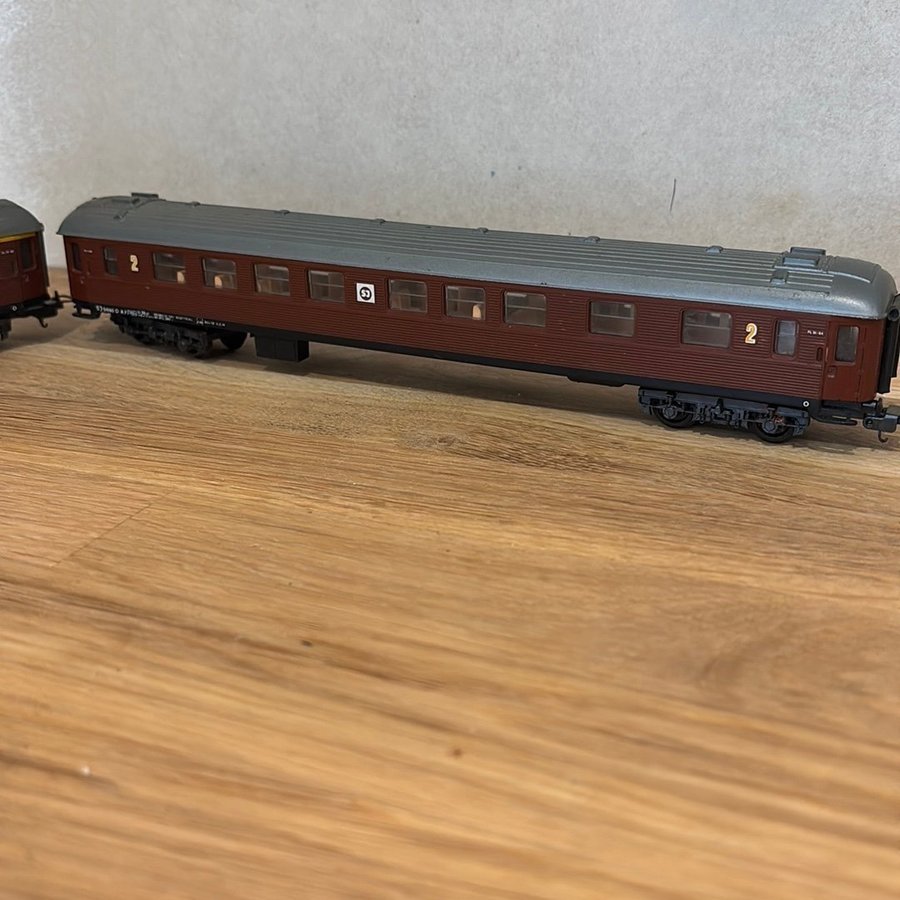 Lima HO Två modelljärnvägsvagnar | Köp på Tradera (694668059)