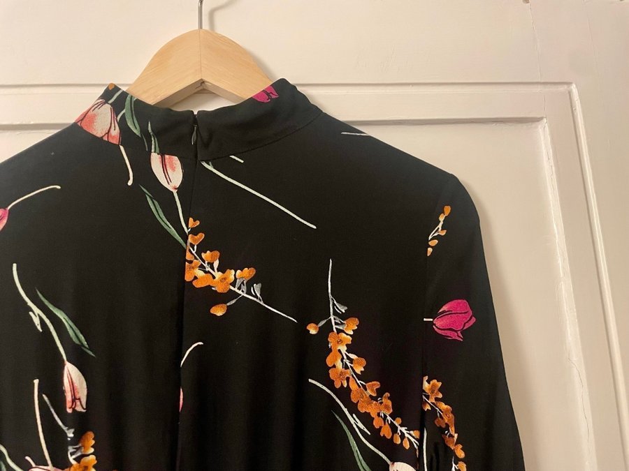 Klänning med markerad midja från H&M - strl 34 | Köp på Tradera (694685001)