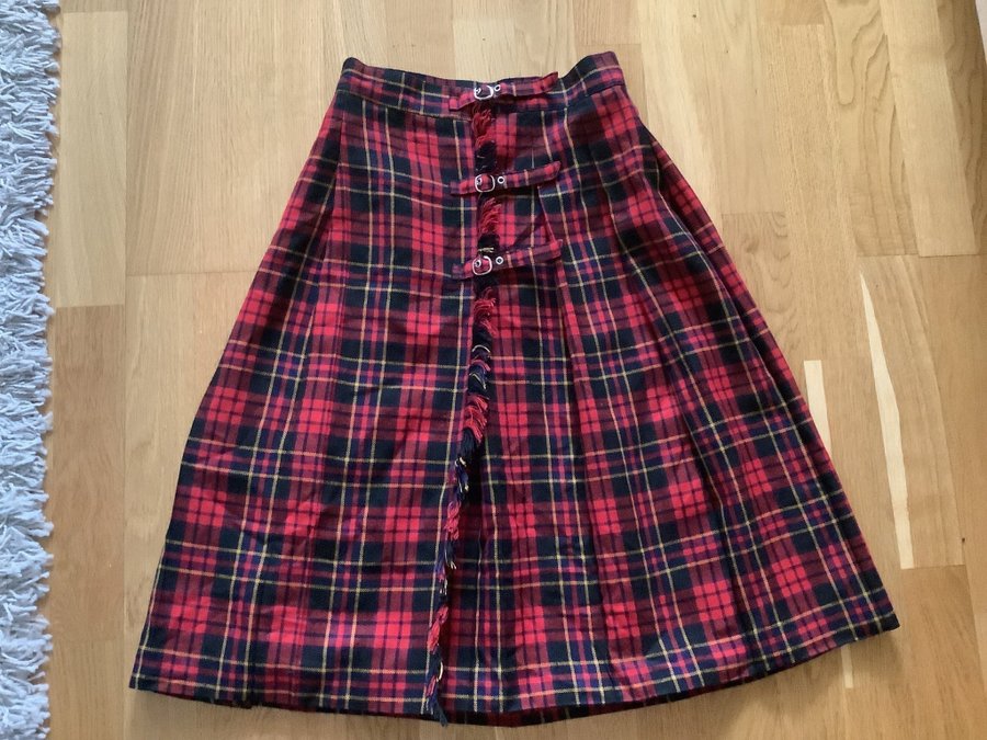 Röd omlott, plisserat kjol, storlek 11/140 | Köp på Tradera (711379091)