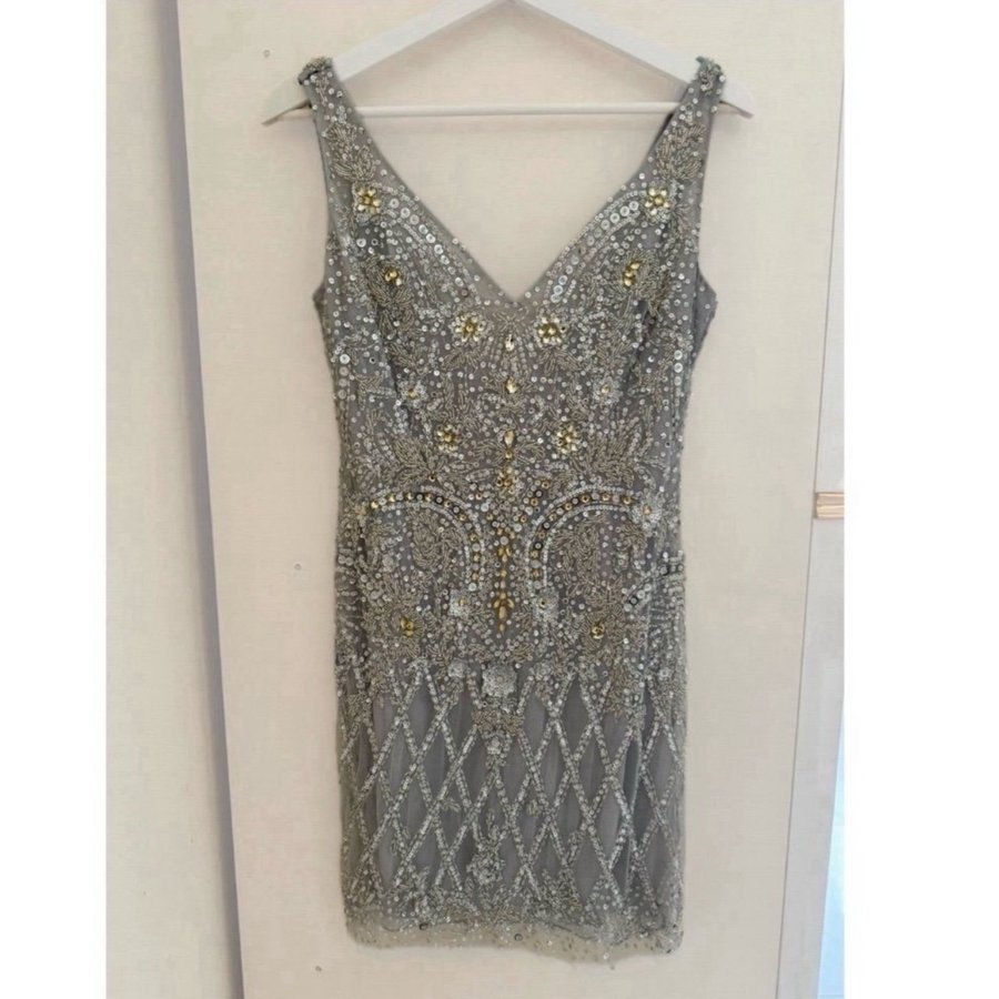 Helt ny! Nypris 5800 kr! Silvrig festklänning, .. | Köp på Tradera ...