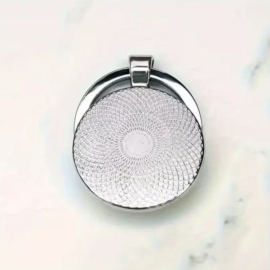 En silverfärgad nyckelring i metall och glas me.. | Köp på Tradera ...