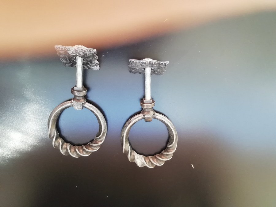 Två gamla handtag i metall - diameter ca 4 cm | Köp på Tradera (733489167)