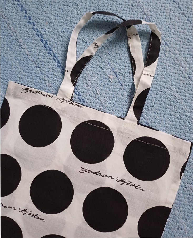 Gudrun Sjödén vit och svart tygkasse | Köp på Tradera (710595659)