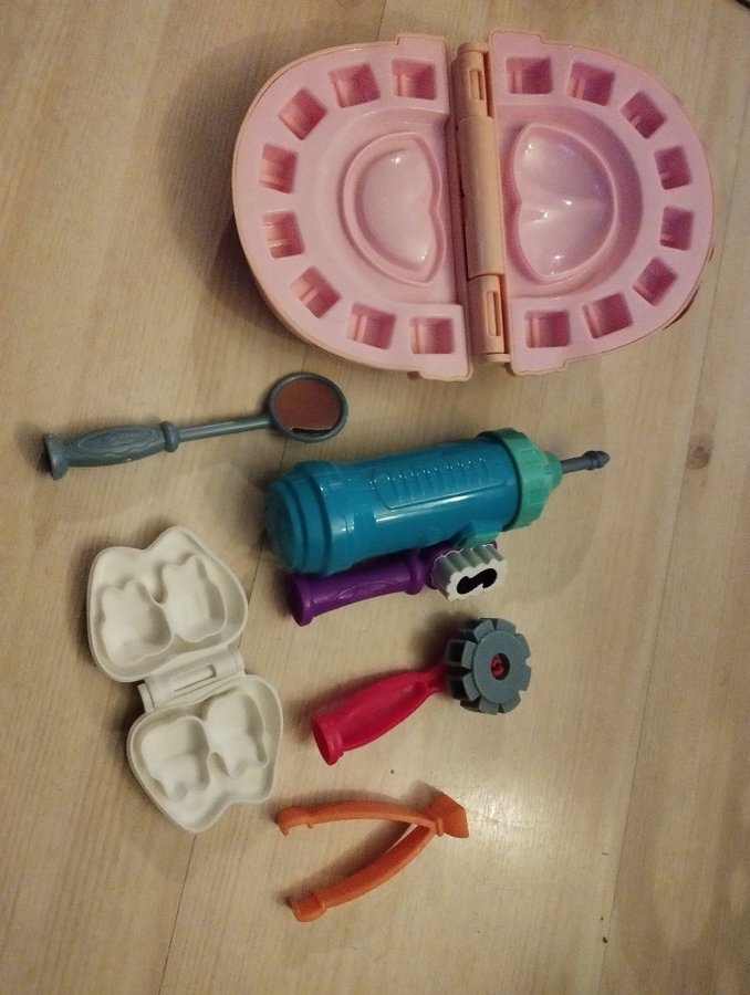 Se produkter som liknar Play-Doh Doctor Drill 'n Fill.. på Tradera ...