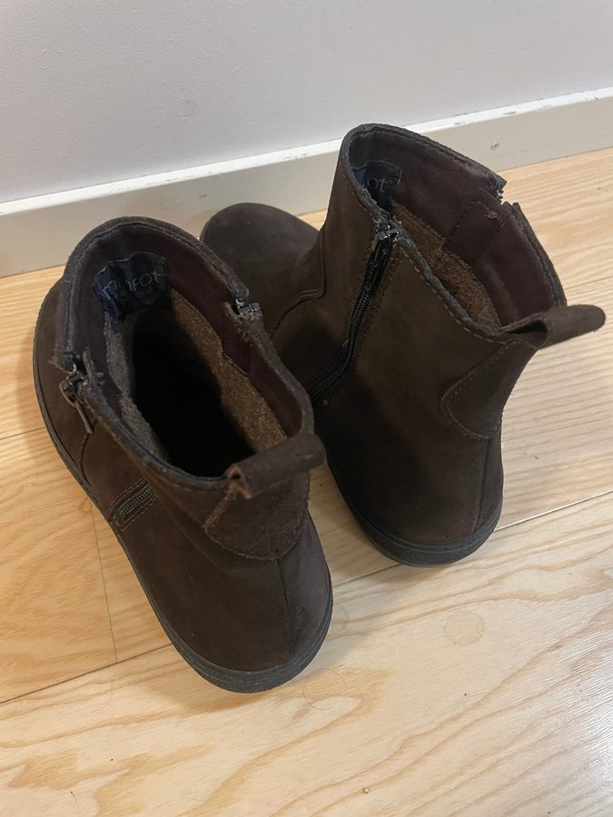 Fina mocka skor med broddad nypris 2400:- | Köp på Tradera (709990841)