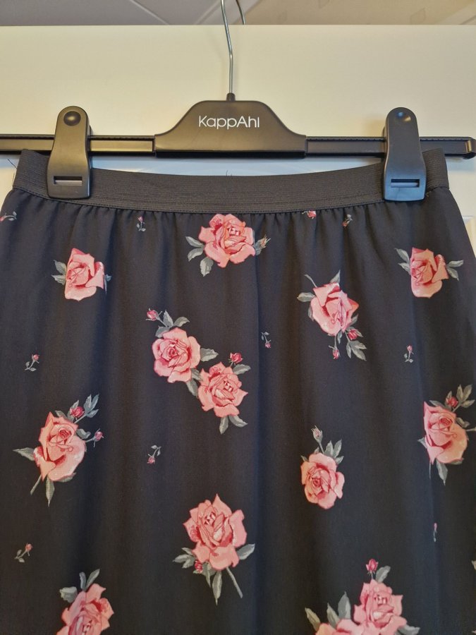 Divided svart lång kjol med rosa blommor, storl.. | Köp på Tradera ...
