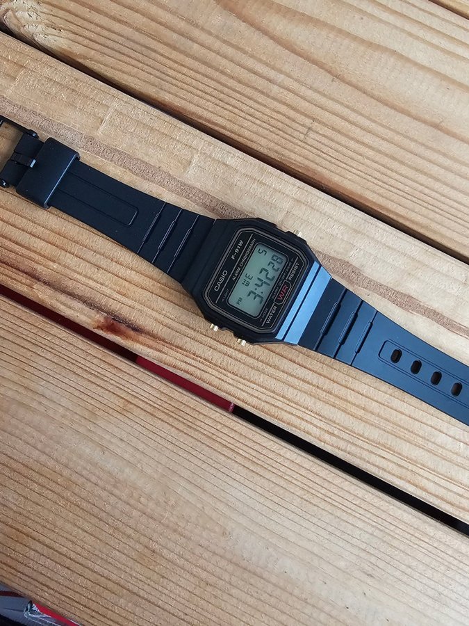 Se produkter som liknar Casio F-91W Armbandsur heltny.. på Tradera ...