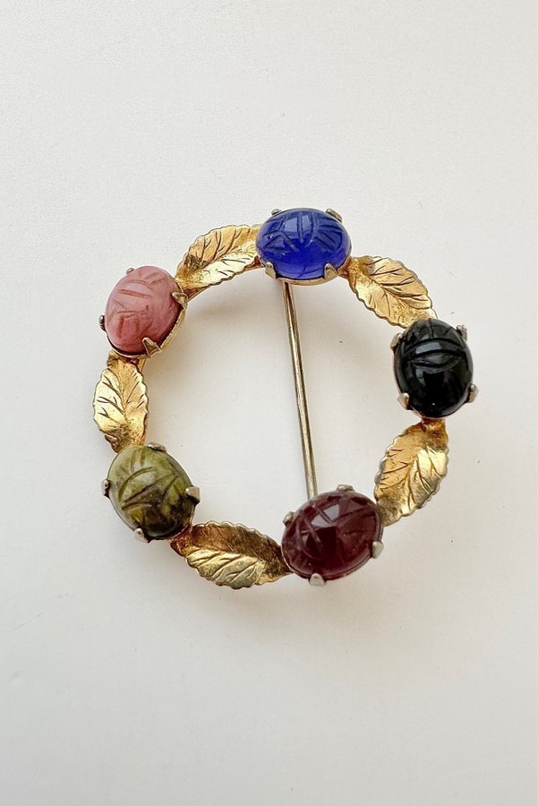 Vintage brosch med sten i flera färger | Köp på Tradera (695274978)
