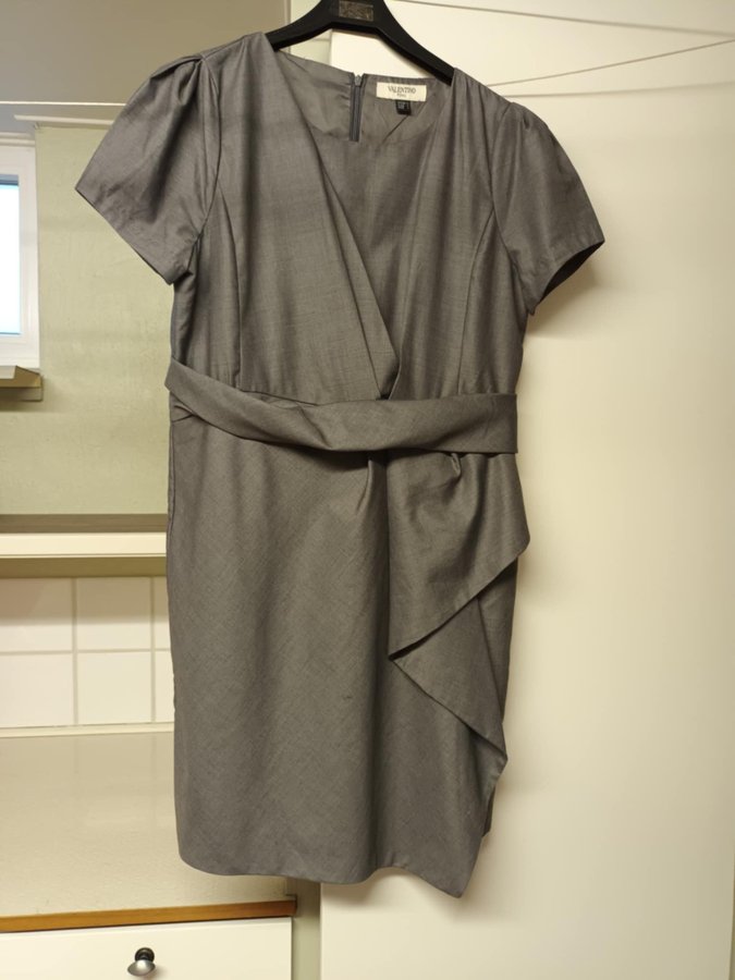 Draperad grå klänning från Valentino Roma. Blås.. | Köp på Tradera ...