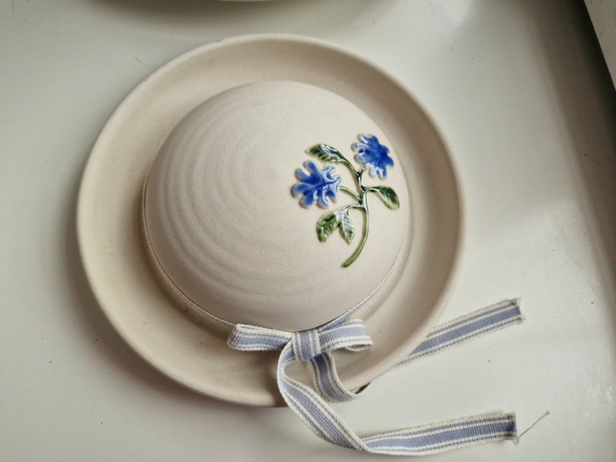 Gabriel keramik vägghängd prydnad hatt med blå .. | Köp på Tradera ...