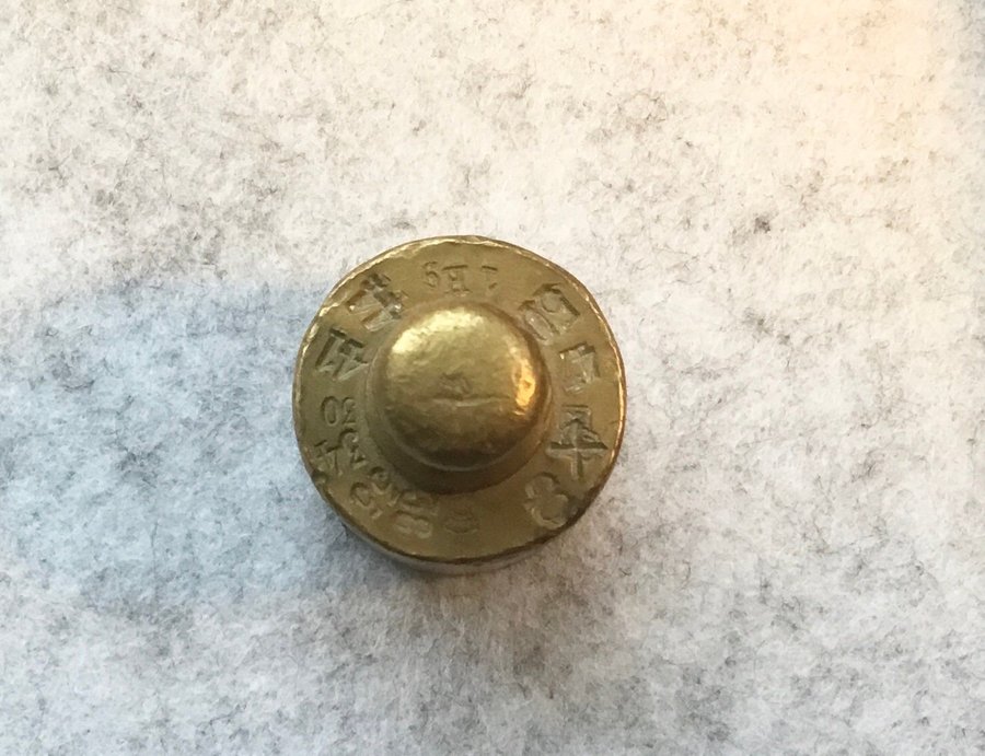 2 gamla vikter i mässing. Krönta vikter. 100 gr.. | Köp på Tradera ...