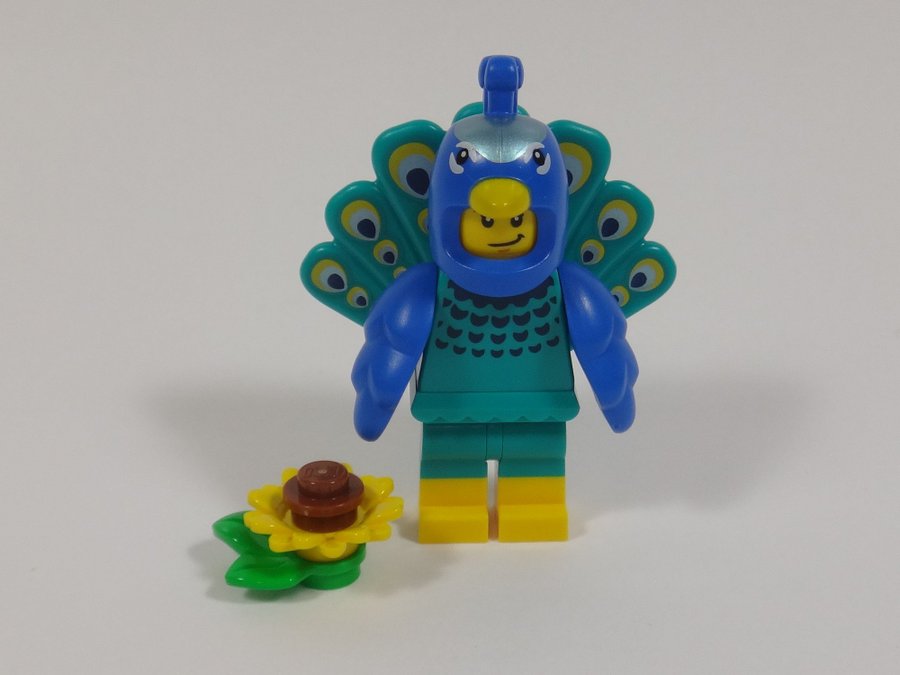 Peacock Costume Fan - Lego L.. | Köp från Resident Evil på Tradera ...