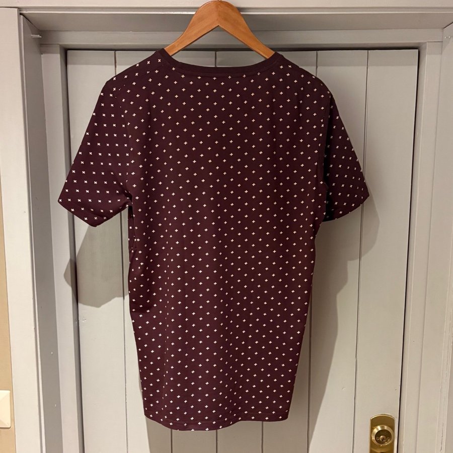 Unik Only & Sons tshirt i burgundy, storlek L –.. | Köp på Tradera ...