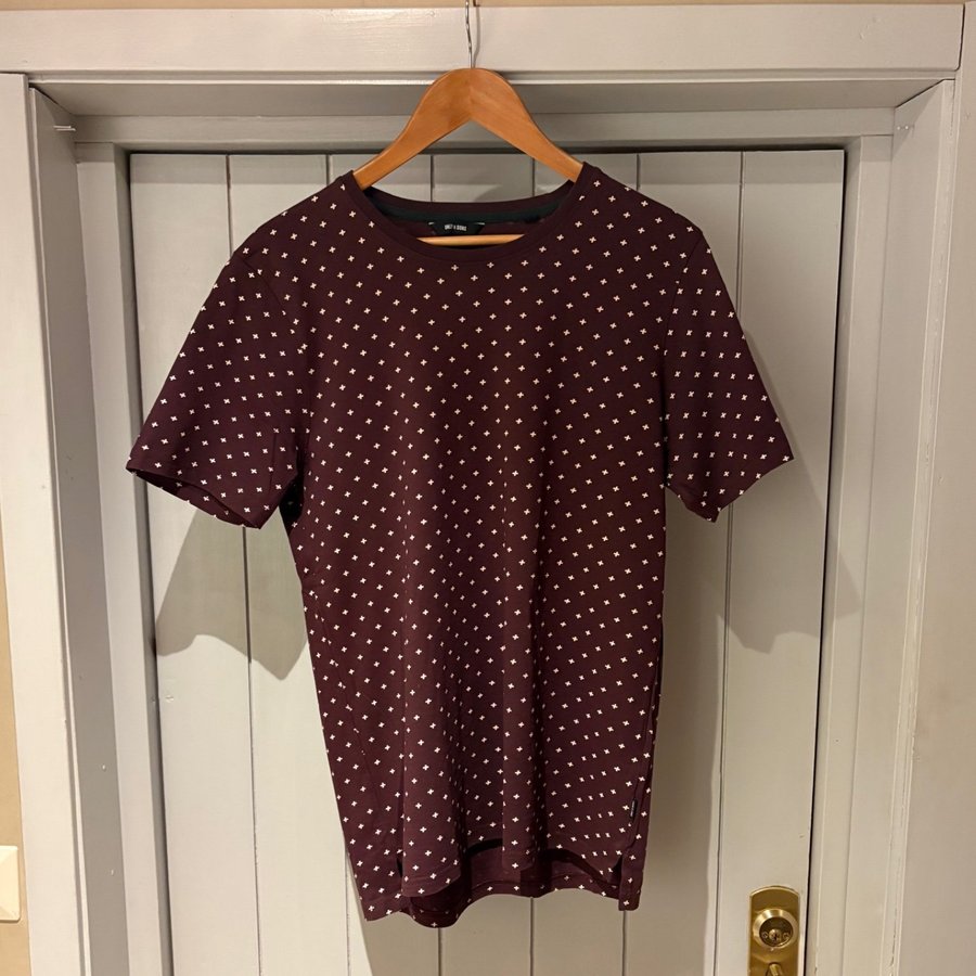 Unik Only & Sons tshirt i burgundy, storlek L –.. | Köp på Tradera ...
