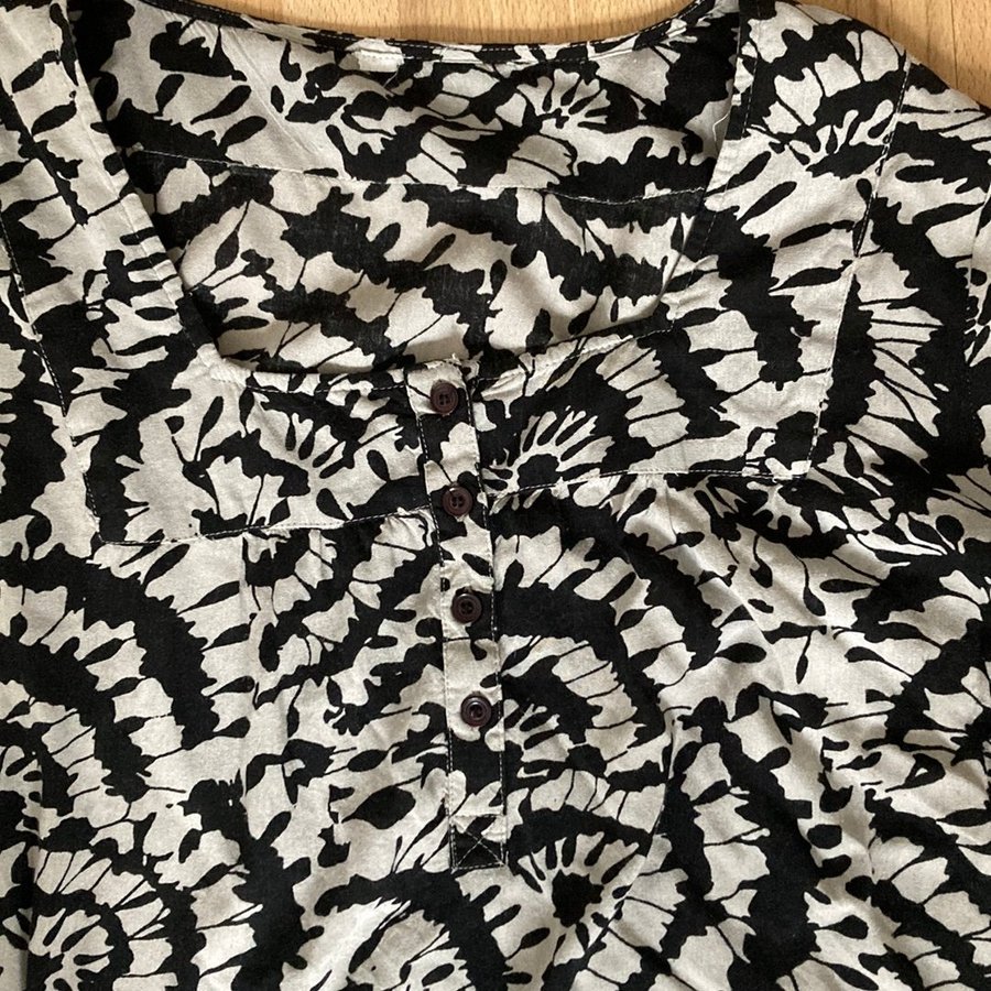 Cooke 141 svart och benvit blus i viskos | Köp på Tradera (711276208)