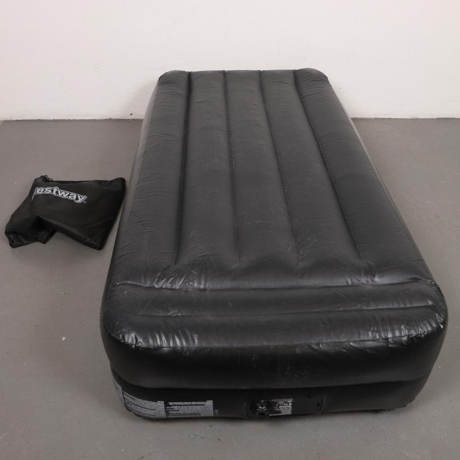 Luftmadrass med inbyggd pump .. | Köp från Auktionsbyra på Tradera (625193850)