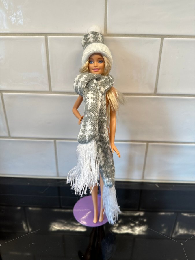 Stickad mössa och halsduk passande barbie och h.. | Köp på Tradera ...
