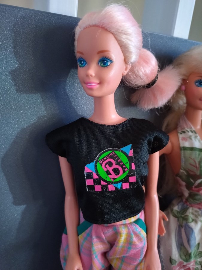 Två Barbie Dockor | Köp på Tradera (710727347)