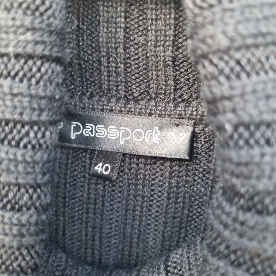 PASSPORT svart stickad midiklänning stl 40 Nysk.. | Köp på Tradera ...