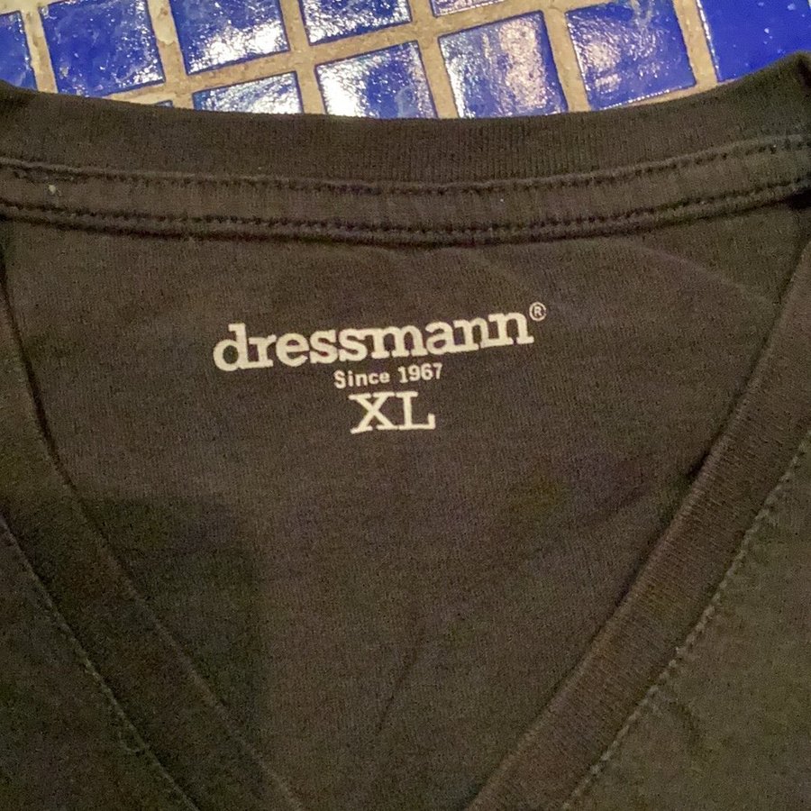 Svart v-ringad t-shirt från Dressmann XL | Köp på Tradera (719854041)